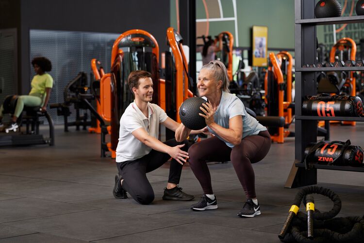 Basic-Fit - Fitnessbegeleiding van personal trainers en fysio's